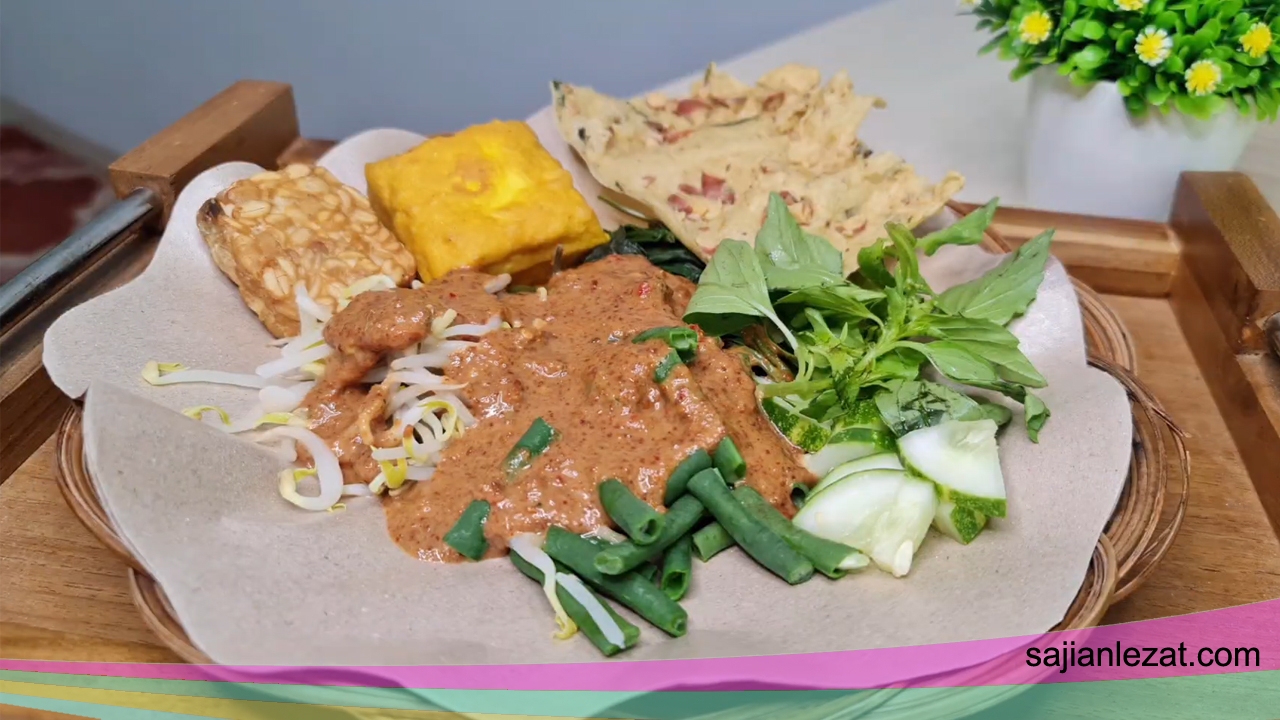 Resep Nasi Pecel Khas Madiun Asli, Bumbu Kacangnya Kental dan Nikmat